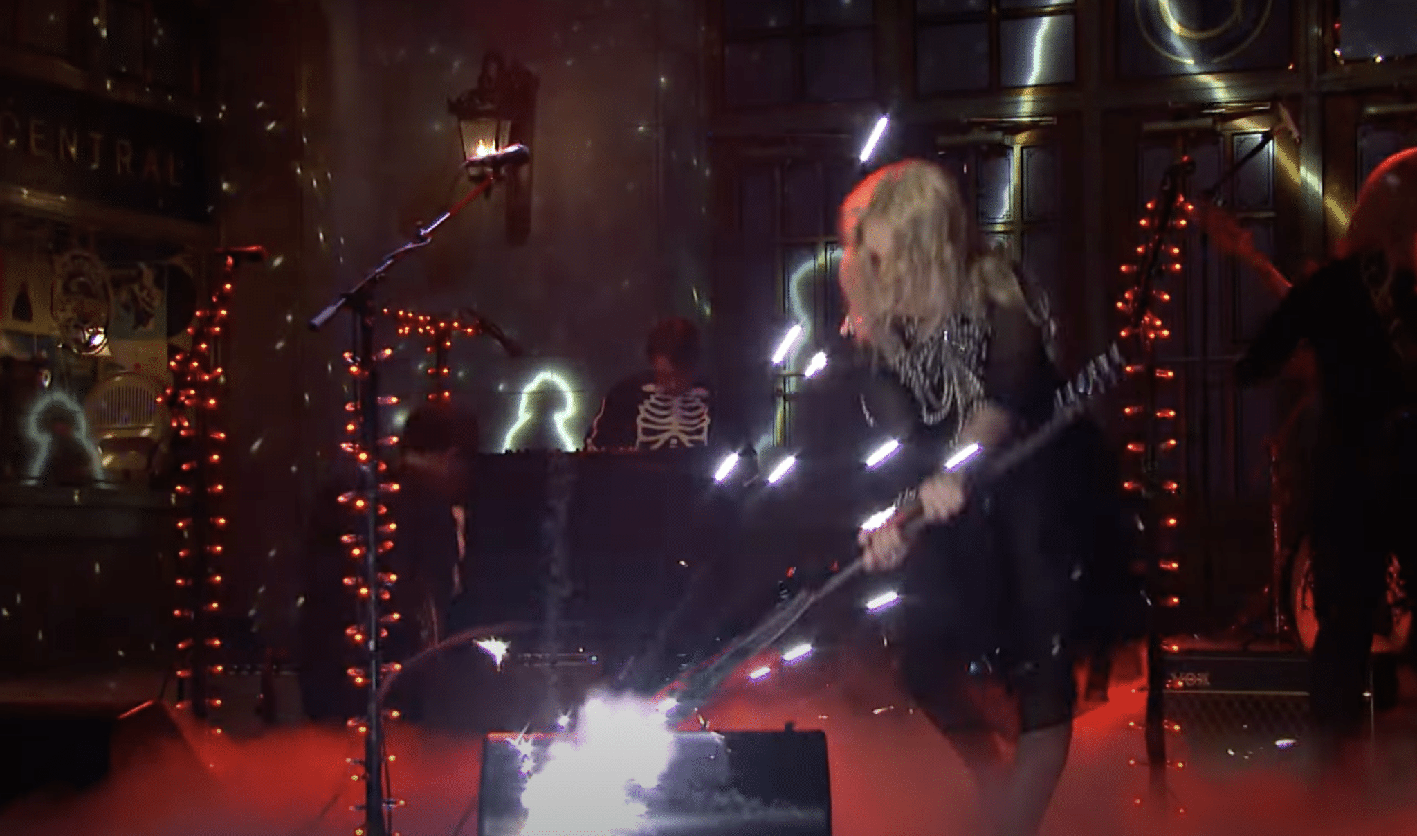 Phoebe Bridgers Smashing Her Guitar on SNL Was Fun and Cool, Actually - crednews